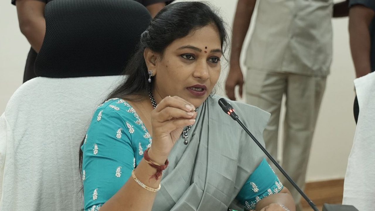 Home Minister Anita challenges Jagan For A debate on Law And Order ...