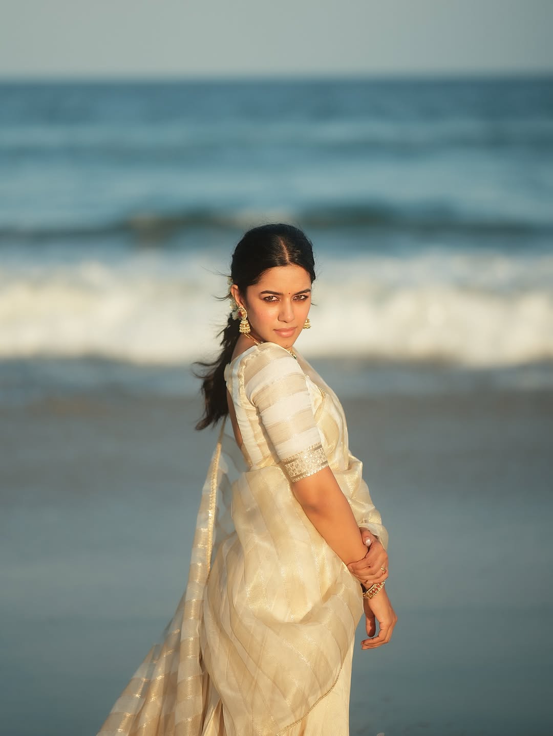 Mirnalini Ravi Photo Gallery | Stunning Photoshoots | Mirnalini Ravi ...