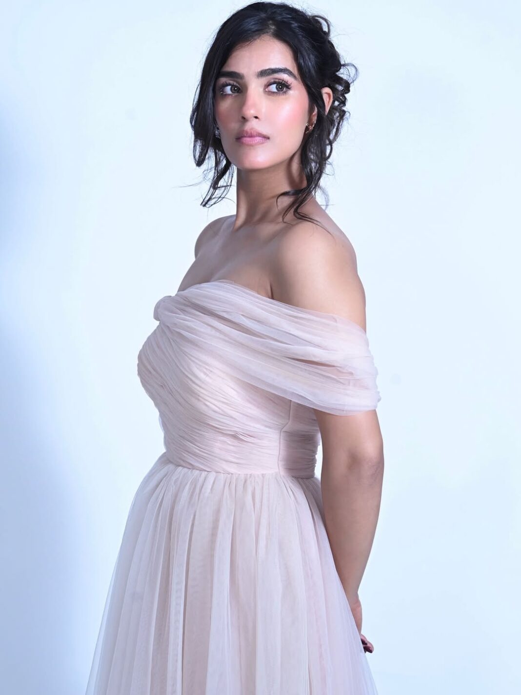 Kavya Thapar Photo Gallery | Stunning Photoshoots| Kavya Thapar ...