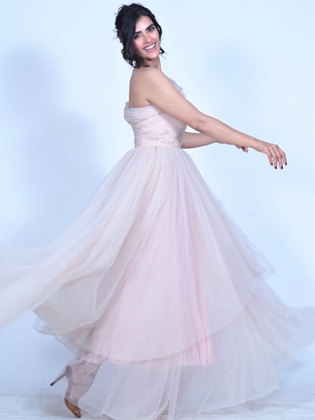 Kavya Thapar Photo Gallery | Stunning Photoshoots| Kavya Thapar ...