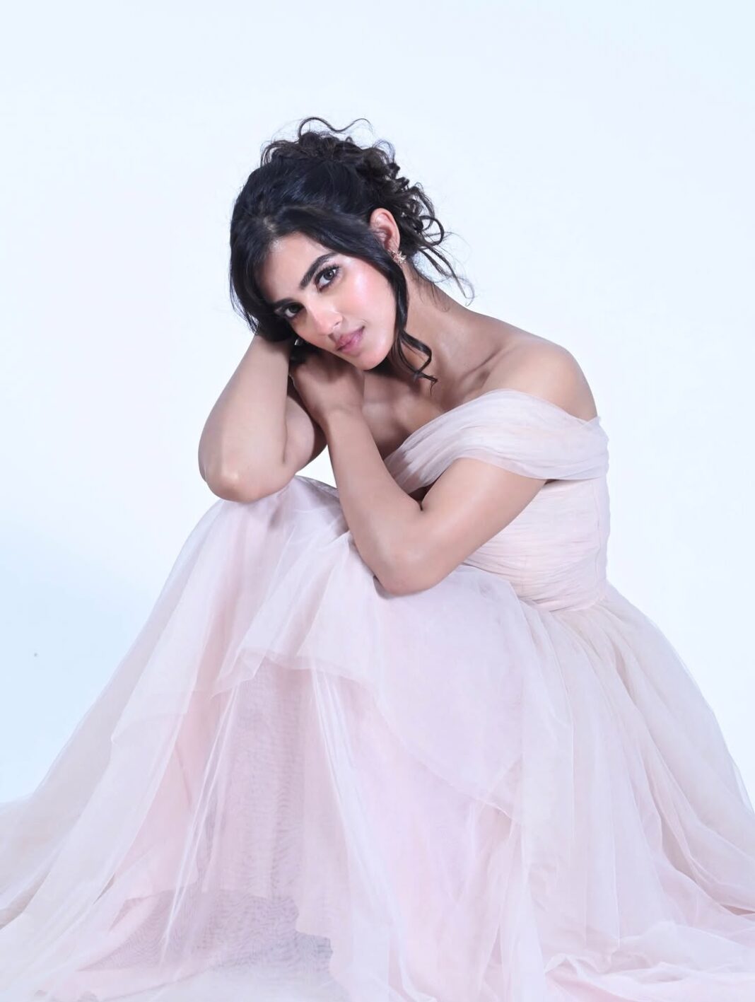 Kavya Thapar Photo Gallery | Stunning Photoshoots| Kavya Thapar ...